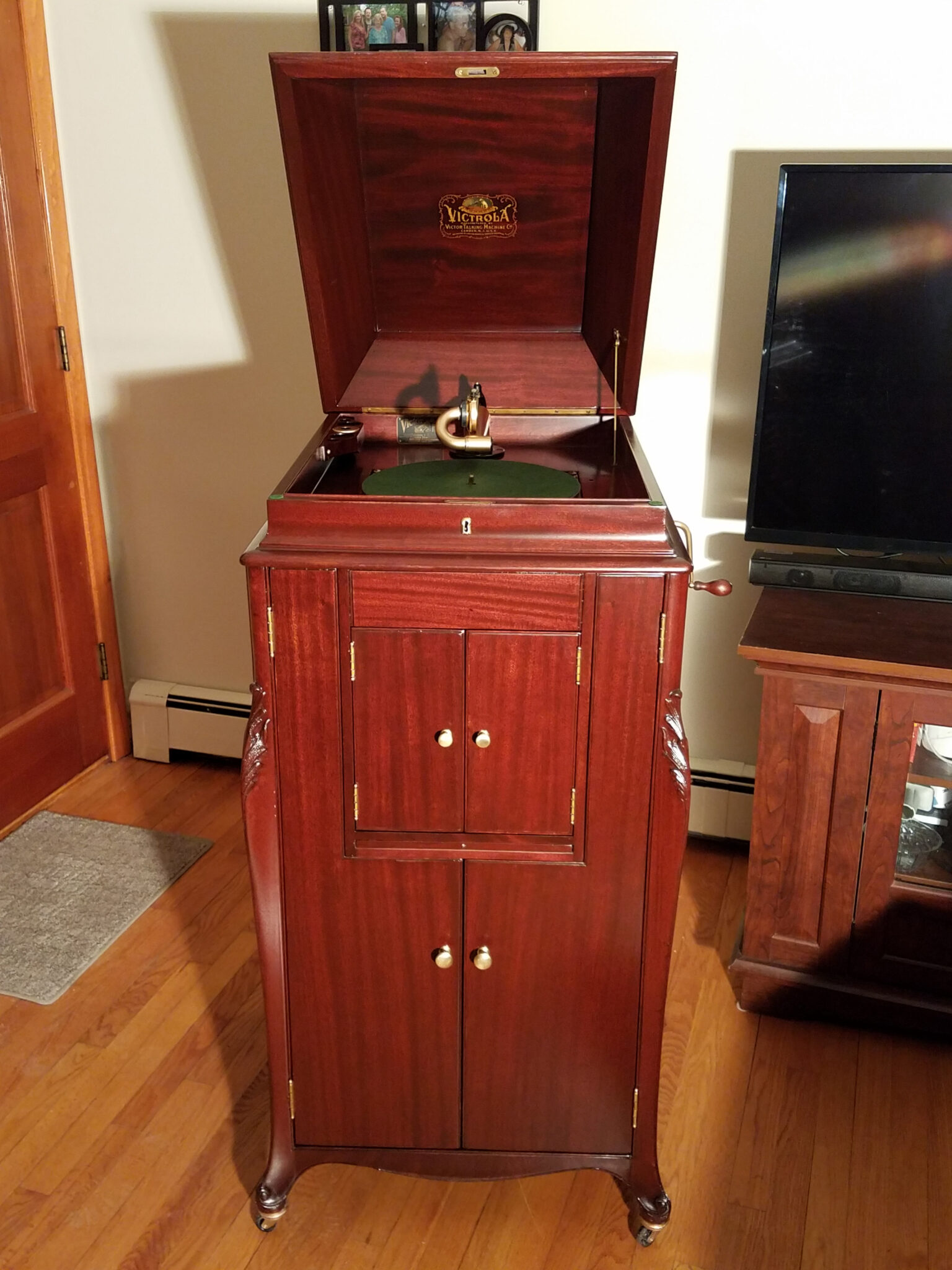 1912 Victrola VV-XVI L Door - Red Mahogany - New England Victrola LLC